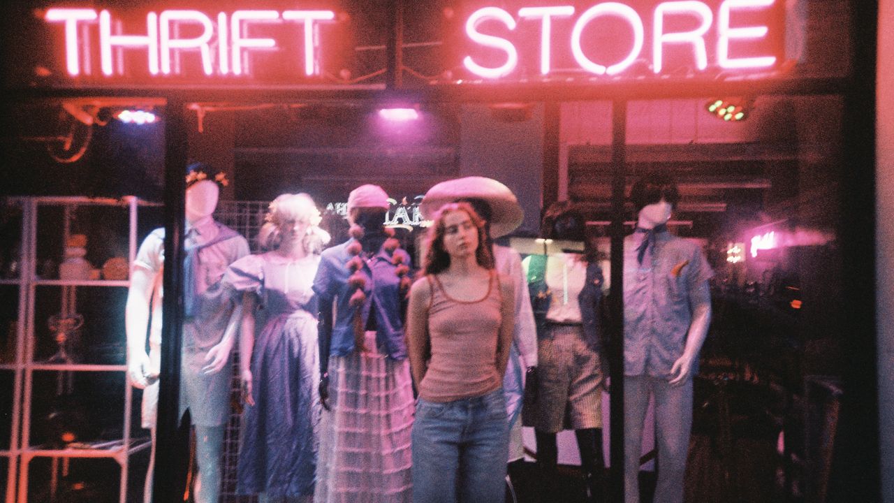 Emulsi film ini memperkuat warna merah untuk kulit hangat dan nuansa ...