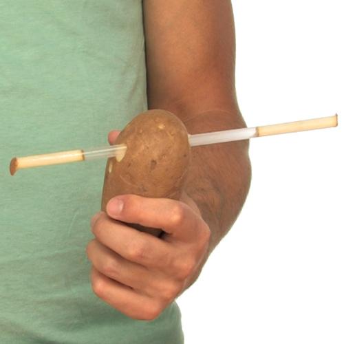 Sedotan menembus kentang