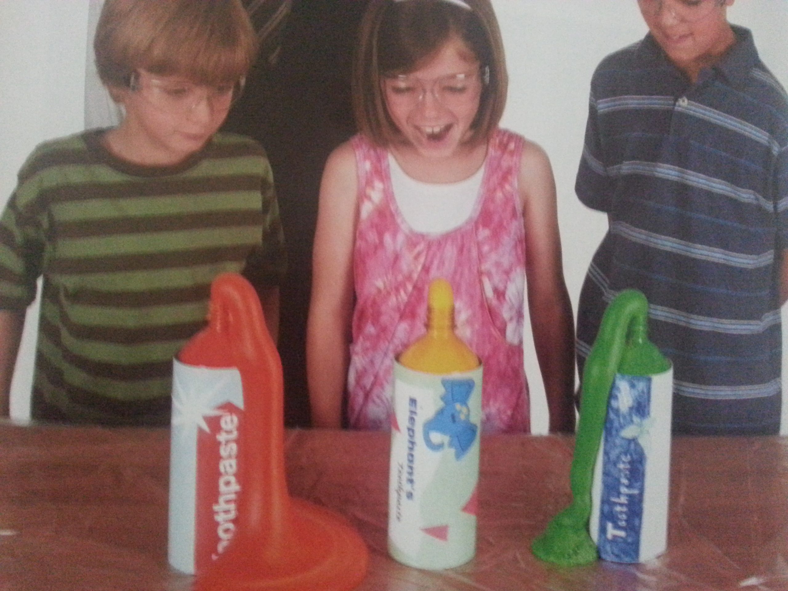 Percobaan “Ledakan Pasta Gigi ” atau Exploding Tooth Paste Versi Anak